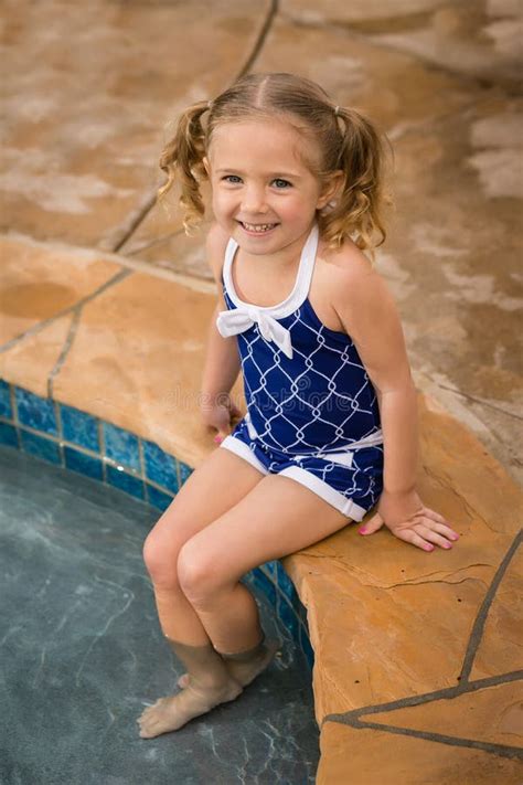 Maillot De Bain De Piscine De Fille Denfant Photo Stock Image Du