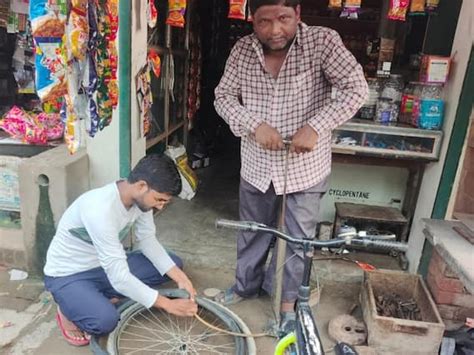 Success Story पिता लगाते हैं पंक्चर बेटे ने Pcs J की परीक्षा में