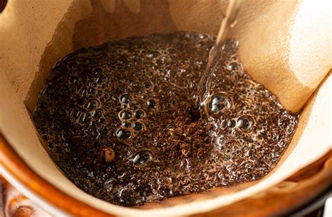 갈색 종이필터에 뜨거운물을 부어 드립커피를 만들고 있다 유토이미지 상세페이지 베이직샵 사진 21034597