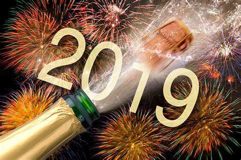 터지는 및 새 해의 이브 2019에서 불꽃놀이 함께 샴페인의 병을 튀는 0명에 대한 스톡 사진 및 기타 이미지 0명 12월
