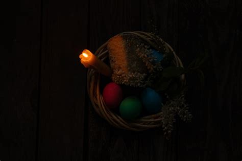 부활절 저녁 식사 색칠 된 닭고기 달걀 부활절 날 저녁에 오래된 나무 테이블에 촛불 불꽃 4월에 대한 스톡 사진 및 기타 이미지