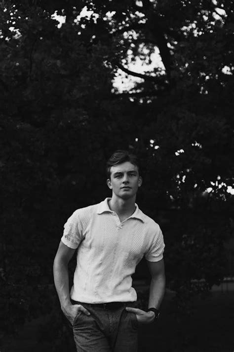 야외 캐주얼 남성 모델의 흑백 초상화 · 무료 스톡 사진