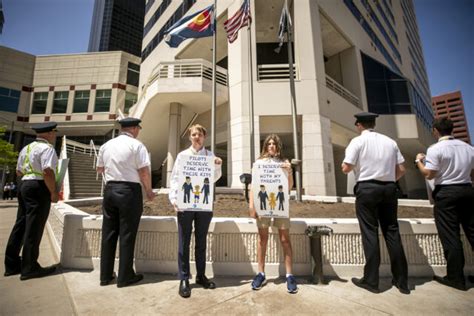 United Pilots Picket Downtown For Higher Pay And Better Schedules