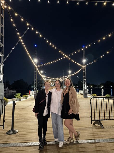 Mogi Баасан ахын орой найзуудтайгаа жаахан сууж бгаад ирсэн чинь нөхөр маань тоос сорогч авсан