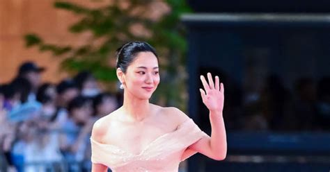 전여빈 오프숄더 우아하게 [사진]