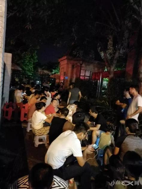 厦门幼儿园今天报名啦！有的凌晨排长龙，有的上午空无一人家长慌了！ 搜狐大视野 搜狐新闻