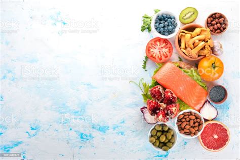 건강 식품의 집합입니다 생선 견과류 단백질 딸기 야채와 과일 에 흰색 배경 최고의 볼 수 있습니다 텍스트에 대 한 여유