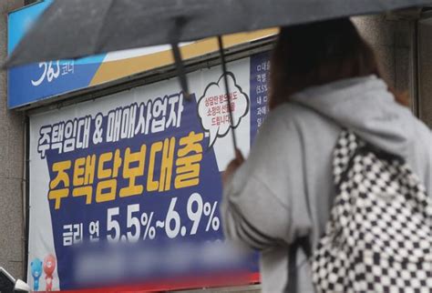 신용위험 높아지는데 대출 문턱 낮추는 은행 비은행은 빗장 한국일보