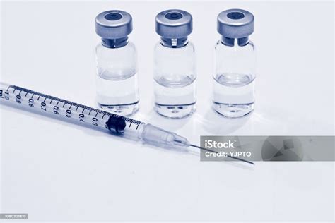 藥瓶或疫苗和1毫升塑膠注射器與針分離在白色背景 藍色色調顏色 照片檔及更多 一個物體 照片 一個物體 一次性 健保和醫療 Istock