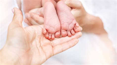 Nalgas En Las Madres Y Las Manos Madre Sostiene A Reci N Nacido En Las