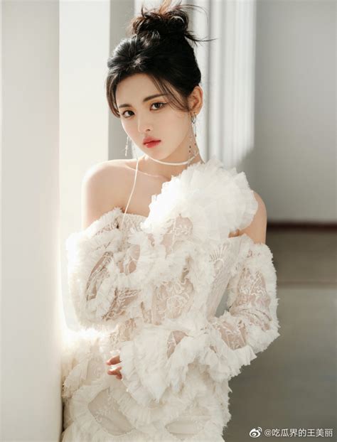 杨超越白裙抹胸，锁骨好绝呀！超越妹妹不愧是颜霸！颜霸白裙抹胸新浪新闻