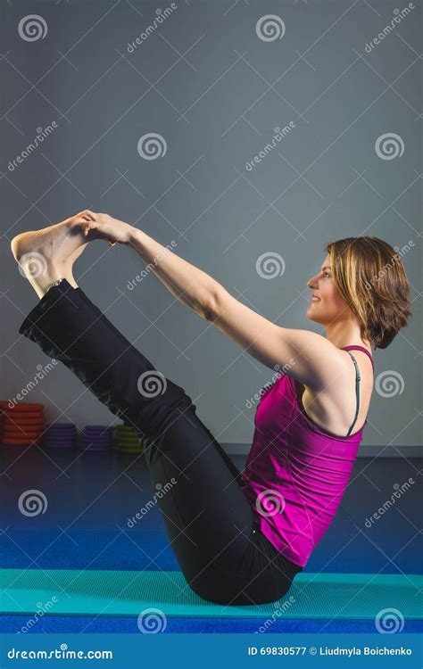 Giovane Ragazza Sportiva Che Fa Gli Esercizi Relativi Alla Ginnastica Nella Classe Di Forma