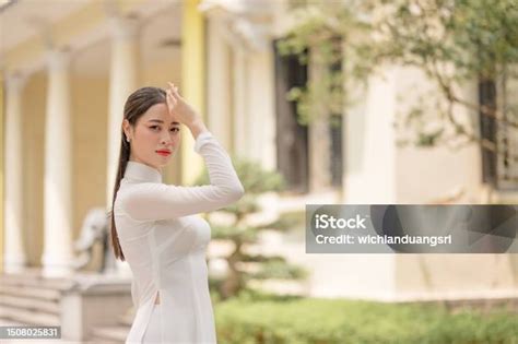 베트남 모자를 쓴 전통적인 흰색 아오자이 드레스를 입은 행복한 베트남 소녀 개념에 대한 스톡 사진 및 기타 이미지 개념