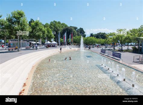 Junge Mädchen Spielen Mit Dem Brunnen Fotos Und Bildmaterial In Hoher