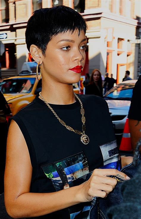 Garconne Coupe De Cheveux Courte Femme A La Tondeuse