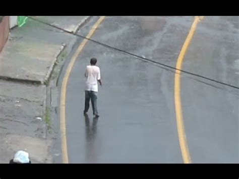 Zumbi De Verdade Na Rua A Real Zombie On The Street YouTube