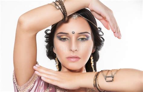 Sch Nes Indisches M Dchen Des Portr Ts Stockbild Bild Von Dunkel Hintergrund