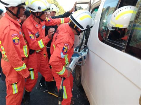 မုံရွာ မန္တလေးကားလမ်း၌ Mini Bus မှ အရှိန်မထိန်းနိုင်ဘဲ ၆ ဘီးကားနောက်ပိုင်းကို ဝင်တိုက်မိရာ အမ