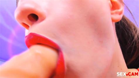 Kinky Babe Suck Her Dildo With Passion