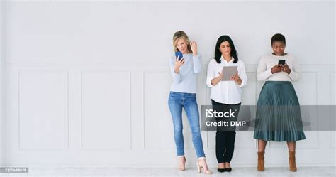 줄을 서서 기다리는 동안 커뮤니케이션을 위한 기술을 갖춘 직업을 위한 채용 면접을 위한 여성 대기열 및 스튜디오 여성 기업인 투자 분야에서 기업 경력의 다양성과 기회 3