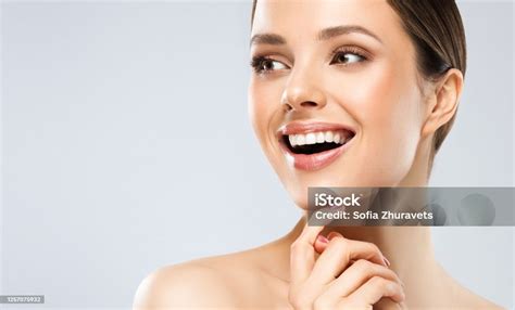 화려하고 젊은 여성의 얼굴에 넓은 이빨 미소 행복의 표현 미소에 대한 스톡 사진 및 기타 이미지 미소 여자 사람 얼굴 Istock