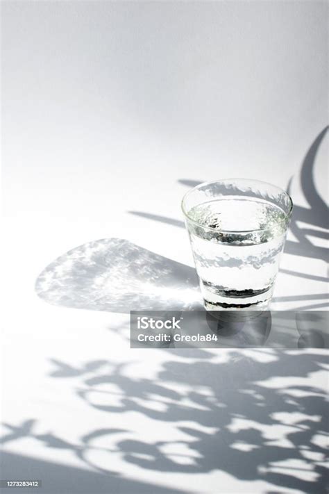 추상회색 위에 있는 물 유리는 흰색 배경에 그림자를 남깁니다 그림자에 대한 스톡 사진 및 기타 이미지 그림자 물 패턴