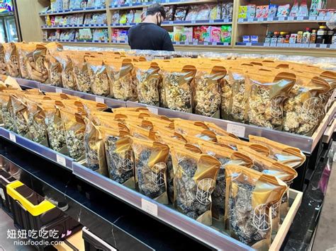 桃園中壢美食 張豐盛商行 濃郁花生芝麻霜淇淋，百年堅果零食老店 附菜單 妞妞吃吃吃