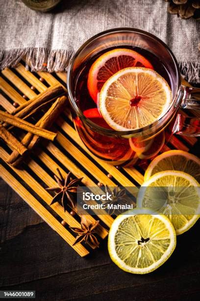 향신료와 레드 Mulled 와인 클래식 크리스마스 음료 위에서 본 모습 0명에 대한 스톡 사진 및 기타 이미지 0명 감귤류