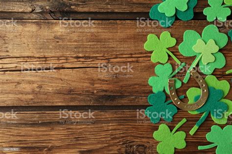 나무 배경에 클로버 잎과 말굽플랫 평신도 구성 텍스트 공간 성 패트릭의 날 St Patricks Day에 대한 스톡 사진 및