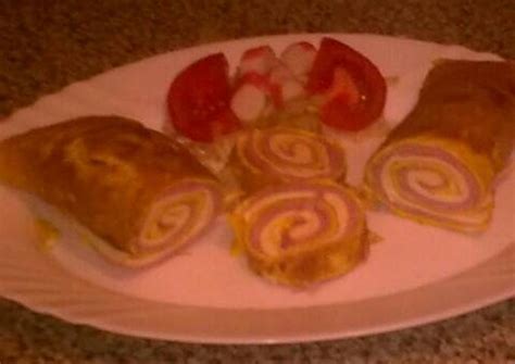 Rollo de tortilla rellena de jamón york y queso Receta de Mari Ramos