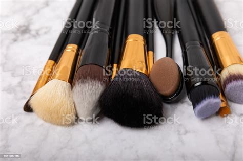 메이크업 화장품 흰색 대리석 배경에 메이크업 브러쉬 창의적인 패션 컨셉 화장품 메이크업 브러쉬 컬렉션 평면도 배너 플랫 레이 0명에 대한 스톡 사진 및 기타 이미지 Istock