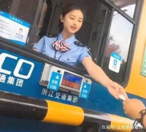 國慶高速收費站里，遇見一見鍾情，最可愛收費員，請你等等我！ 每日頭條