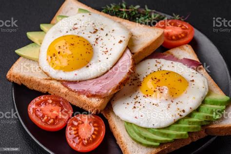 계란 후라이 토마토 아보카도를 곁들인 맛있는 영양가 있는 영국식 아침 식사 0명에 대한 스톡 사진 및 기타 이미지 0명