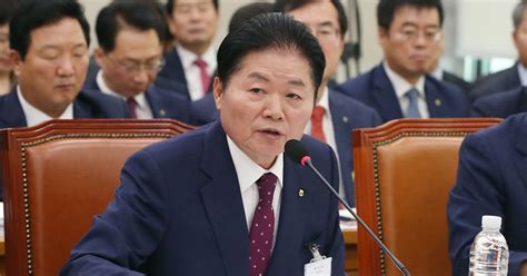 국감 답변하는 김병원 회장