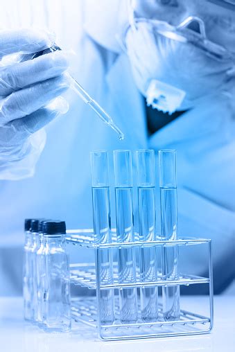 실험실 유리 제품으로 플라스크에 화학 액체를 떨어 과학자 Stem 주제에 대한 스톡 사진 및 기타 이미지 Stem 주제 개발 과학 Istock