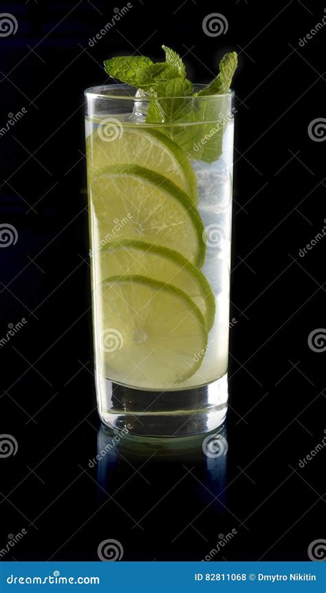 Limonada Con La Cal Y El Hielo Foto De Archivo Imagen De Maduro Bebida