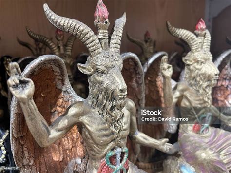 종종 악마 또는 사탄으로 식별되는 Baphomet의 동상과 사탄주의의 상징 0명에 대한 스톡 사진 및 기타 이미지 0명 금