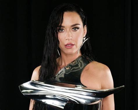 Katty Perry Moment Jenant La Tv Cântăreața S A Ascuns Sub Pupitru De