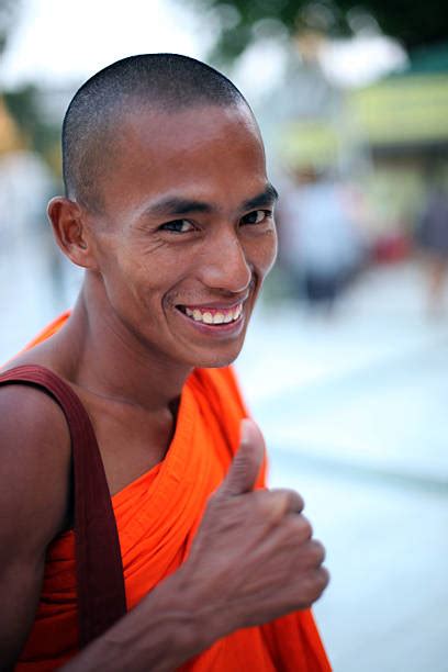 2700 Monje Sonriendo Fotografías De Stock Fotos E Imágenes Libres De