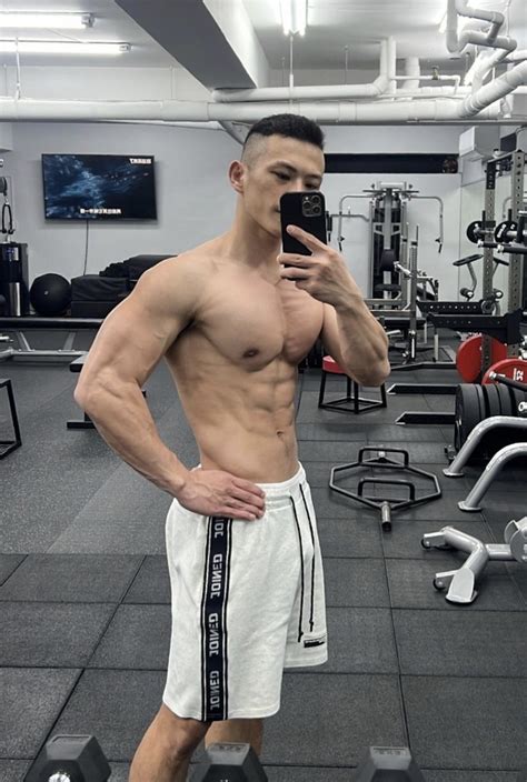 夏天來臨前趕快動起來！5 位高顏值健身 Youtuber 教你簡單變身精實炸肌男 Gagatai 嘎嘎台