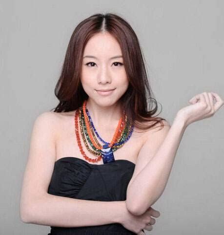 83年的邓丽欣如今颜值依旧不仅女人味变浓个人魅力也变强了