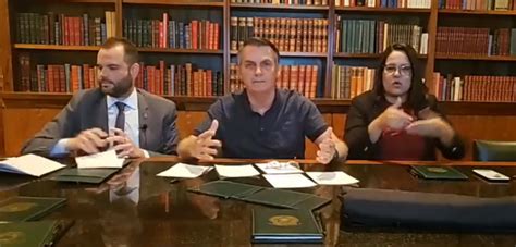 Bolsonaro culpa imprensa por seu pibinho e diz que ser hétero é qualidade Brasil