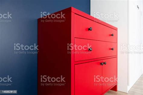 파란 벽과 흰색 옷장의 배경에 대한 아파트 내부의 새로운 빨간 서랍장 0명에 대한 스톡 사진 및 기타 이미지 0명 가구