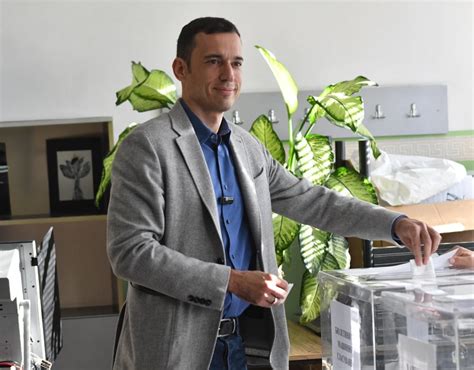 КРИЗИСЕН ПИАР Васил Терзиев впрегна жена си с която е в развод за да спечели София СНИМКИ