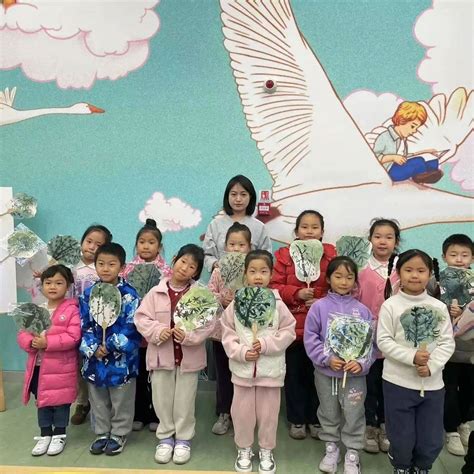 市图书馆举办 水墨之韵 墨扇花开”亲子国画活动张家口市读者家长