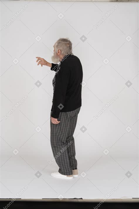 팔을 들고 있는 노인의 옆모습 사진