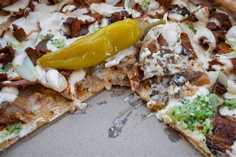 부분적으로 먹은 도너 케밥 피자와 크림 소스와 절인 고추를 상자에 넣은 클로즈업 0명에 대한 스톡 사진 및 기타 이미지 0명 고추류 그릇 Istock