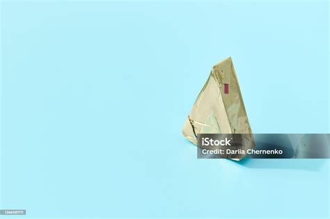 짙은 긴 그림자와 파란색 배경에 가공 치즈 최소한의 창조적 인 음식 개념 가공 치즈에 대한 스톡 사진 및 기타 이미지 가공