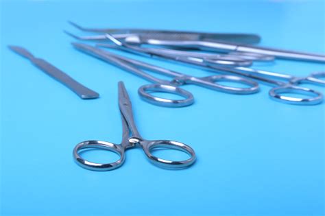 수술 기구 및 도구 Scalpels 수술에 대 한 테이블에 배열 하는 핀셋 집게 등 수술에 대한 스톡 사진 및 기타 이미지