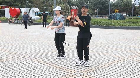听说最近这支舞很火，我也来凑个热闹，请欣赏鬼步舞《炫舞40》舞蹈炫酷舞蹈好看视频